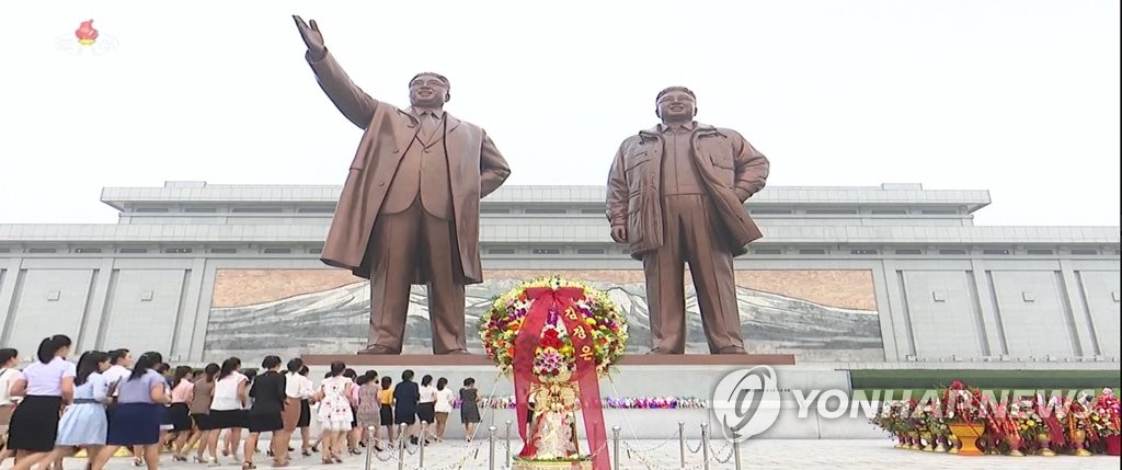 99절 맞아 김일성김정일 동상에 헌화하는 북한 주민들 연합뉴스