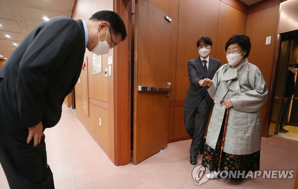 详讯韩国外长郑义溶会晤慰安妇受害者李容洙 Yonhap News Agency