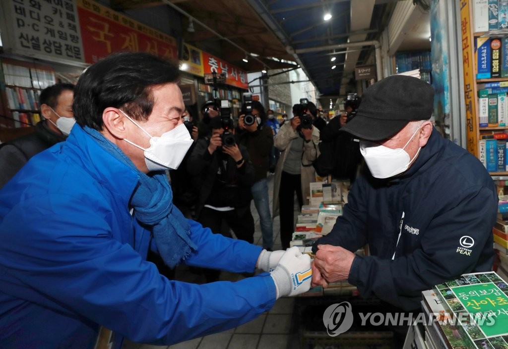 보수동 책방골목 찾은 김영춘 연합뉴스