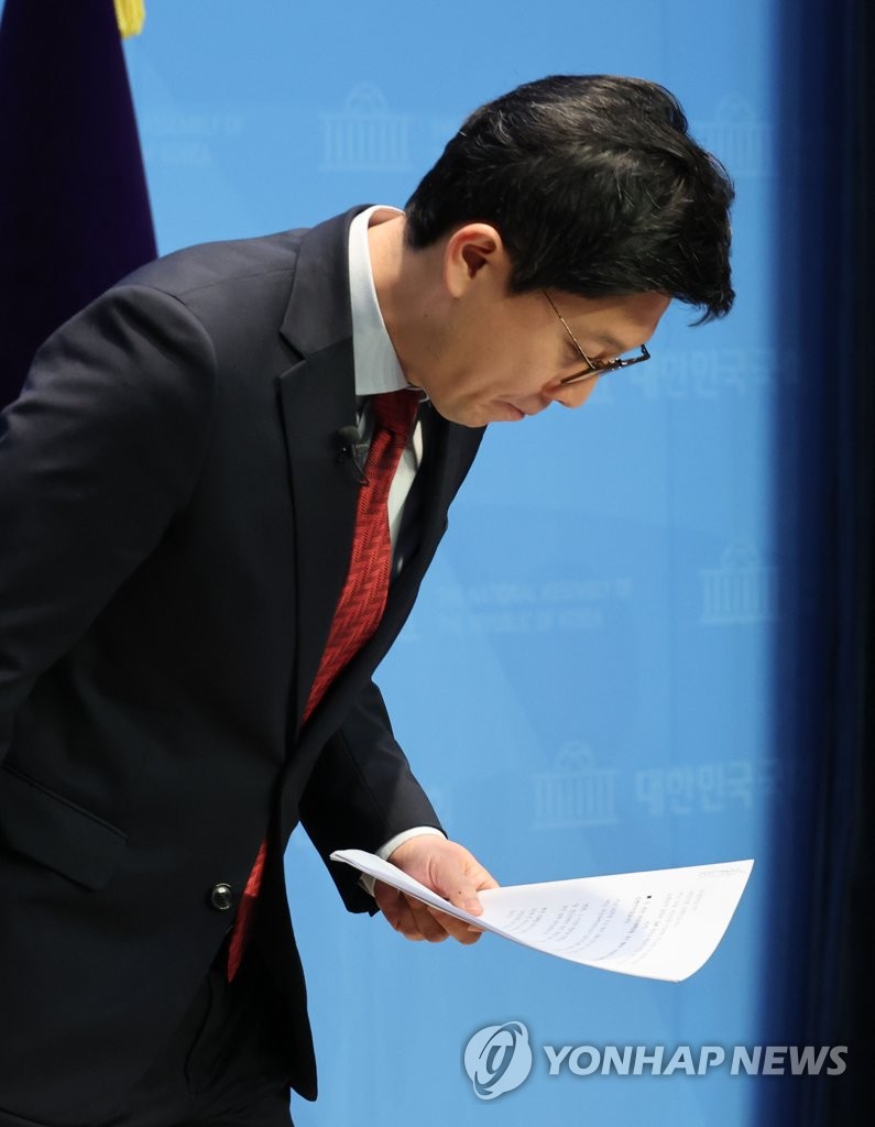 인사하는 김병민 연합뉴스