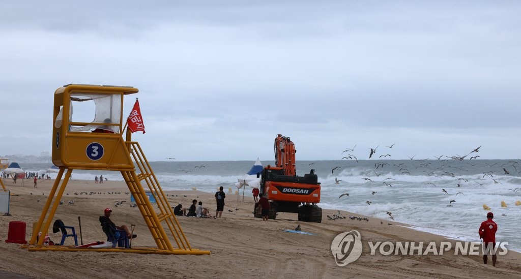 높은 파도에 시설물 옮기느라 바빠진 굴착기 연합뉴스