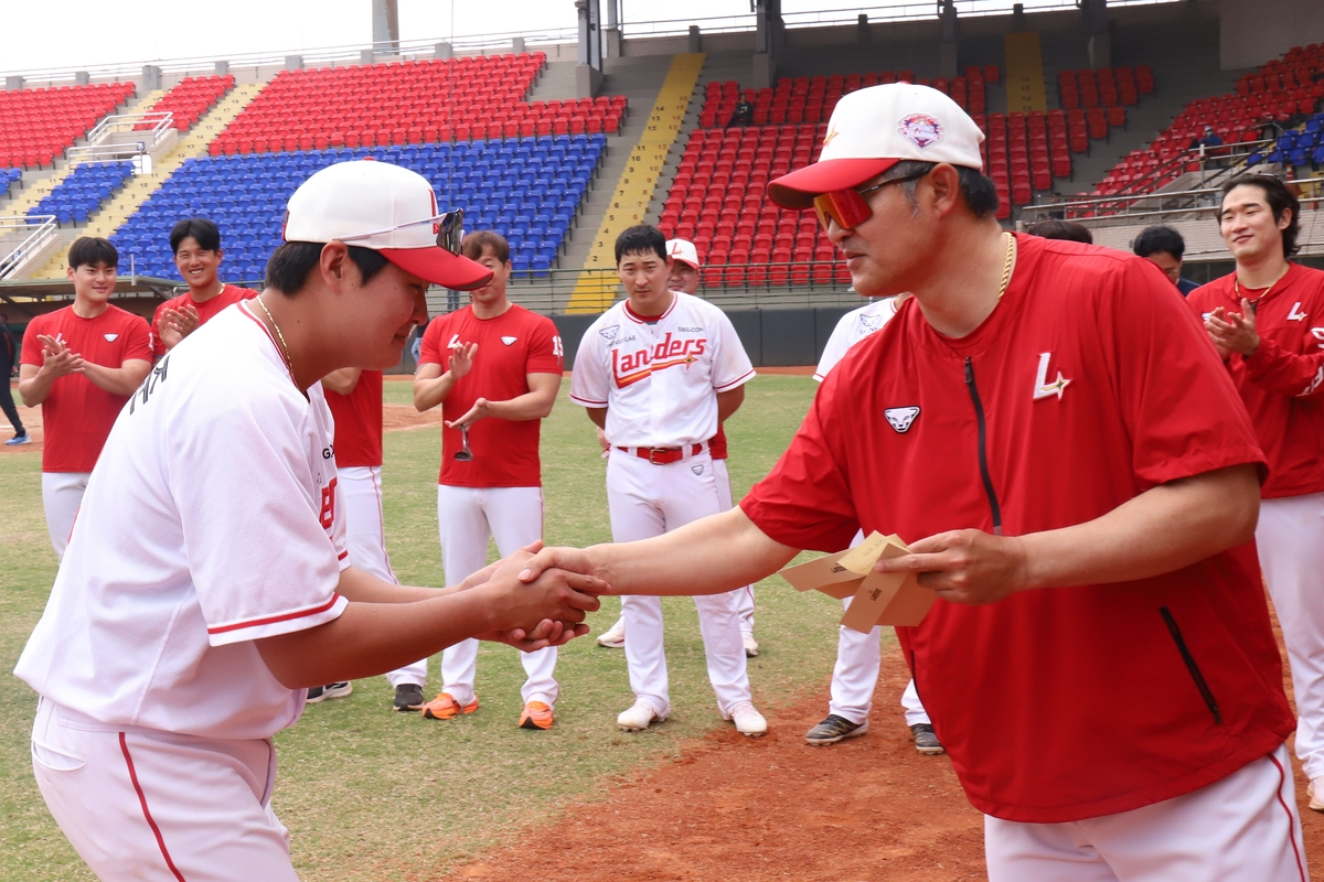 SSG 투수들이 뽑은 2차 스프링캠프 MVP는 포수 조형우 | 연합뉴스