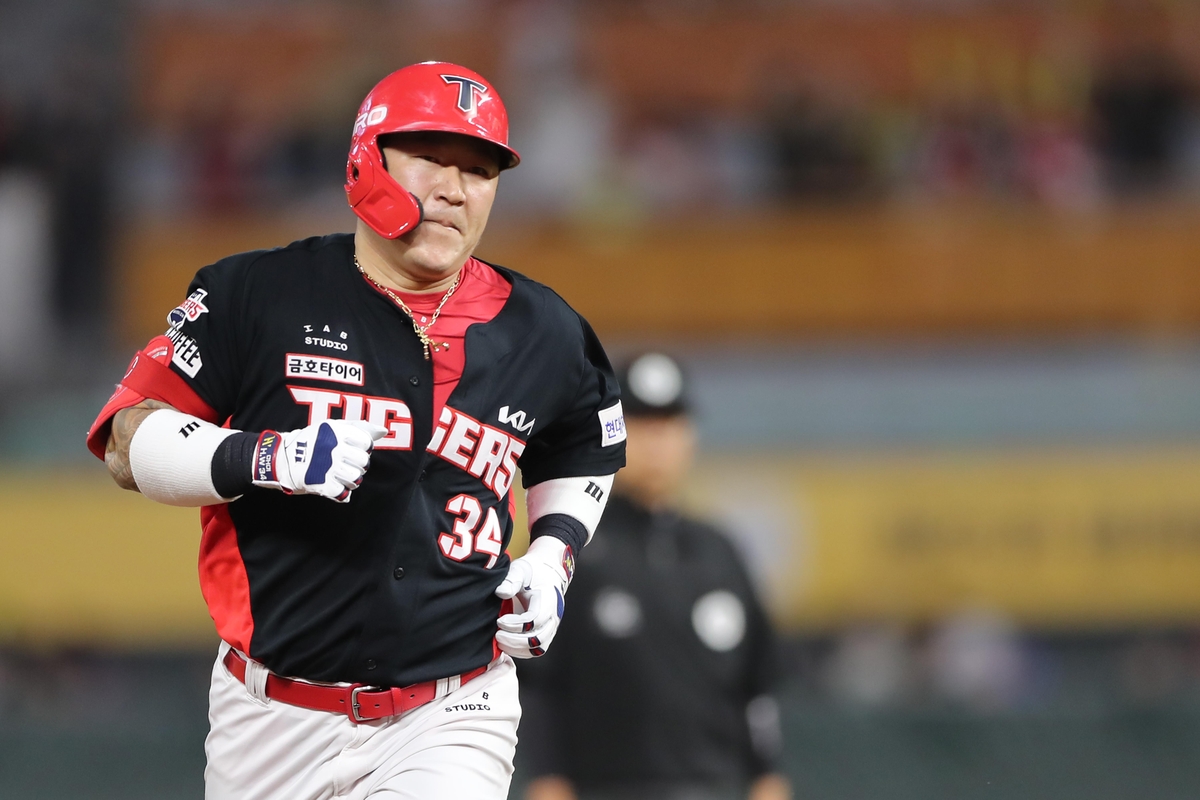 SSG 신인 박지환, 8회 역전 3루타·10회 끝내기 안타 승리 견인 | 연합뉴스