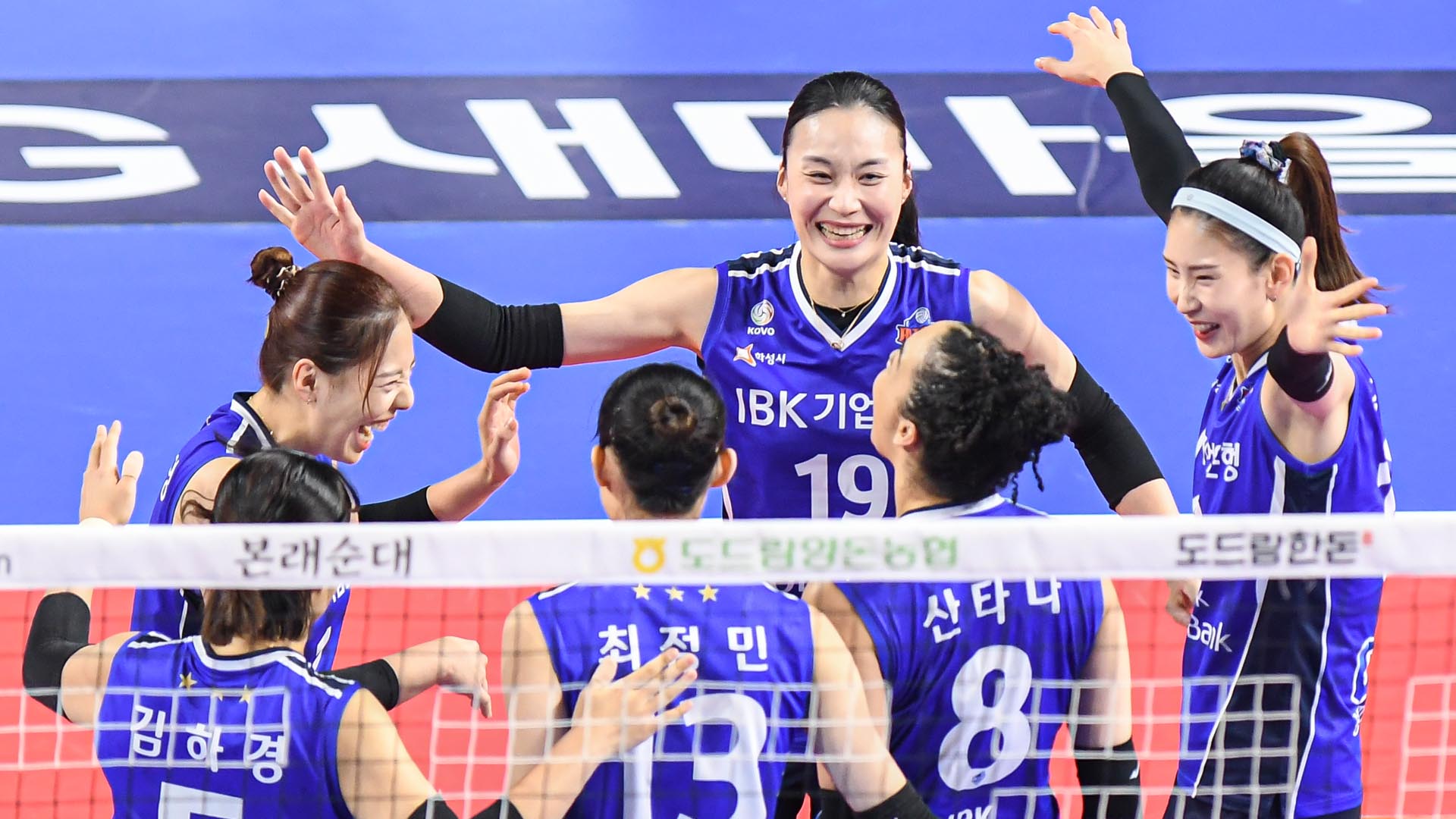 철벽 수비 김수지…IBK, 페퍼 꺾고 희망 불씨 | 연합뉴스