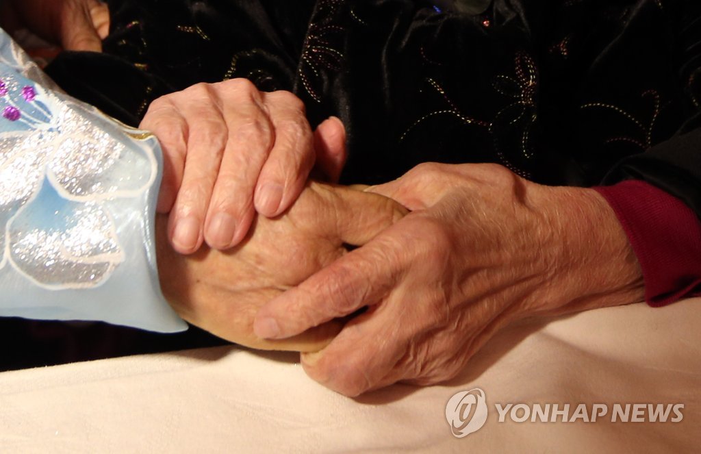 60여년만에 다시 잡은 딸의 손 | 연합뉴스