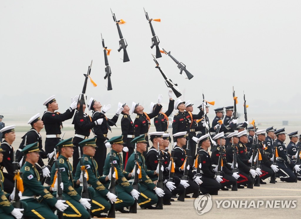시범 보이는 국방부 의장대 | 연합뉴스