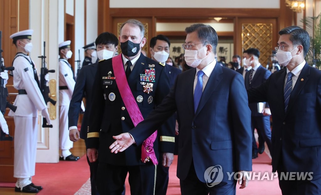 문대통령, 이임 주한미군 사령관에 훈장 수여 | 연합뉴스