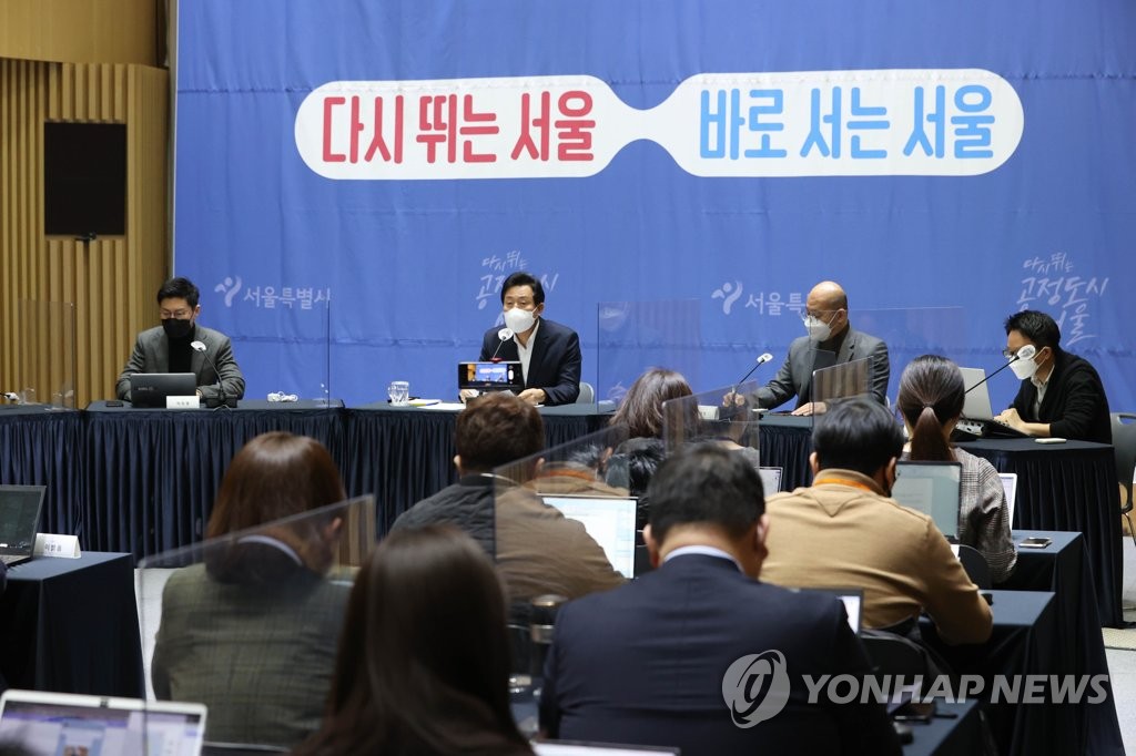 Seoul Mayor Meets Press Yonhap News Agency