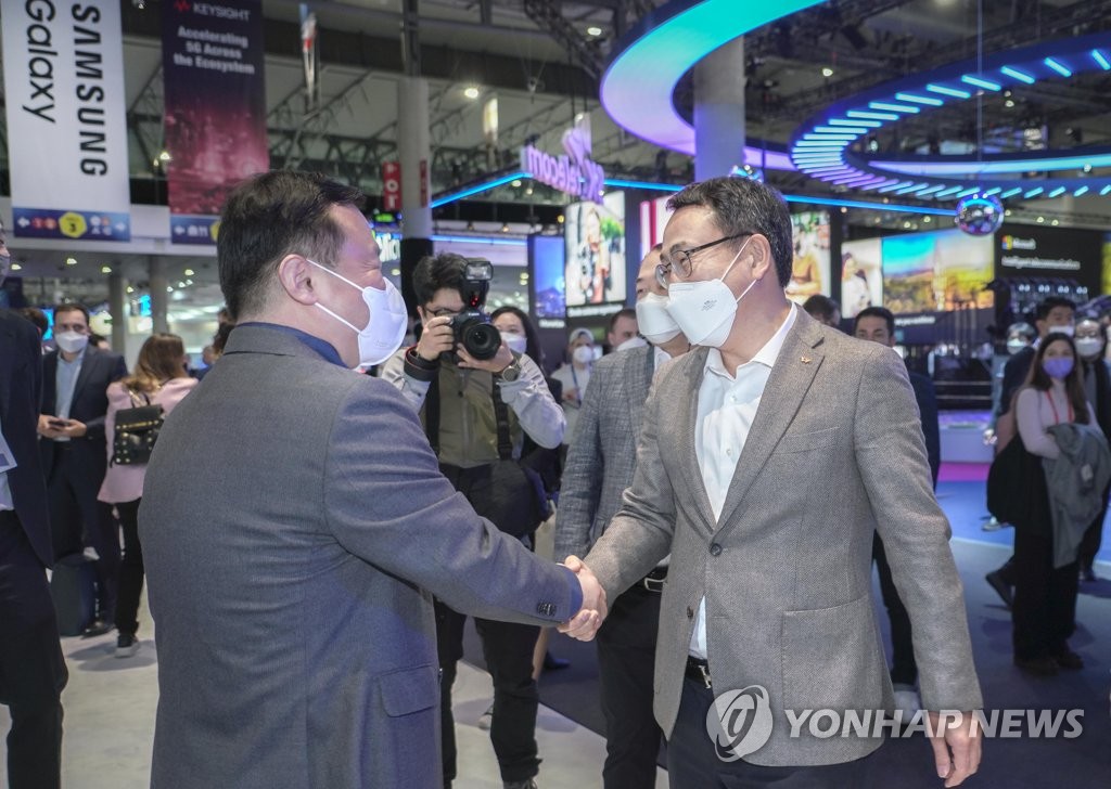 MWC22 찾은 유영상 SKT 사장과 노태문 삼성전자 사장 | 연합뉴스