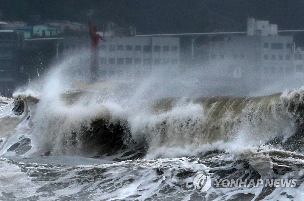 荒れる釜山の海 | 聯合ニュース