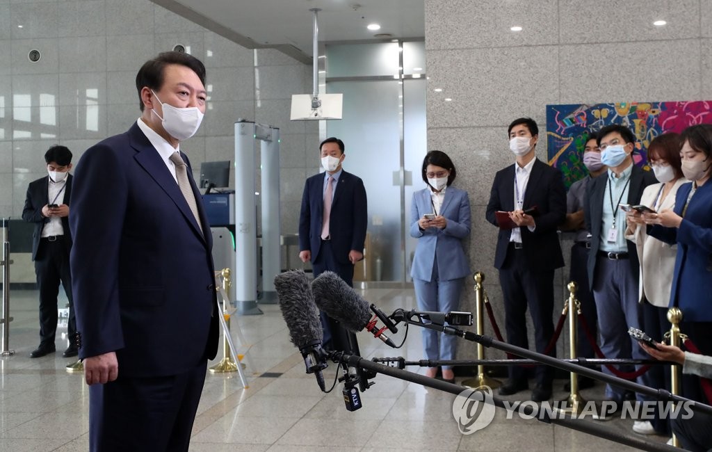 기자들과 질의응답하는 윤석열 대통령 연합뉴스