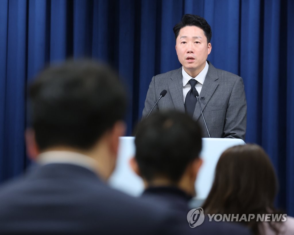 현안 브리핑하는 이재명 부대변인 연합뉴스