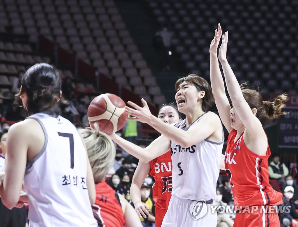 Basketball: Busan BNK Sum vs. KB Stars | Yonhap News Agency