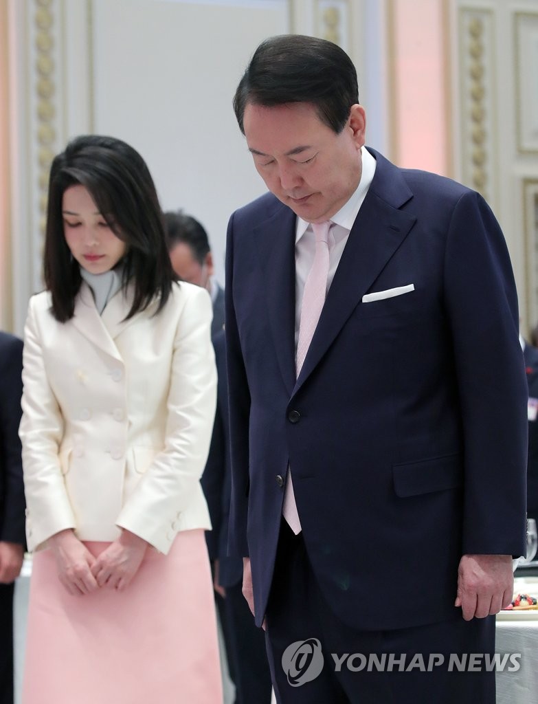 묵념하는 윤석열 대통령 부부 연합뉴스