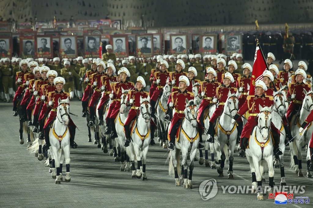 북한 건군절 75주년 야간열병식 개최 연합뉴스