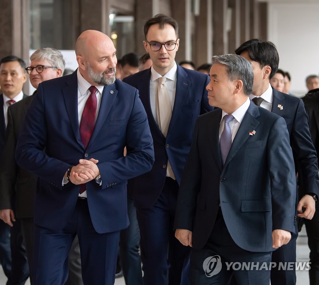 Defense chief visits Polish arms maker | Yonhap News Agency
