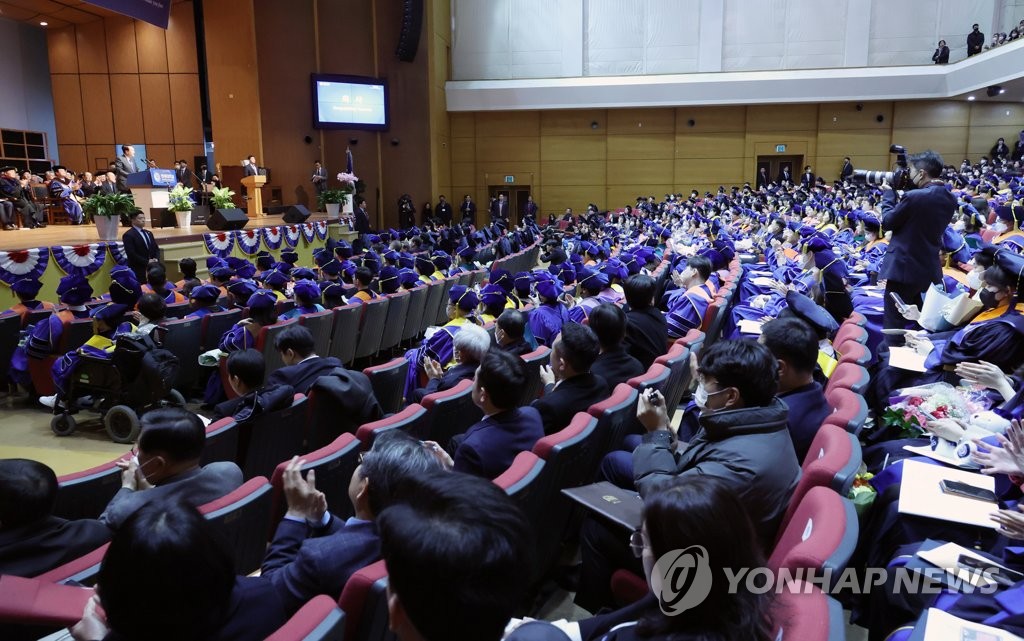 연세대 학위수여식에서 깜짝 축사하는 윤석열 대통령 연합뉴스