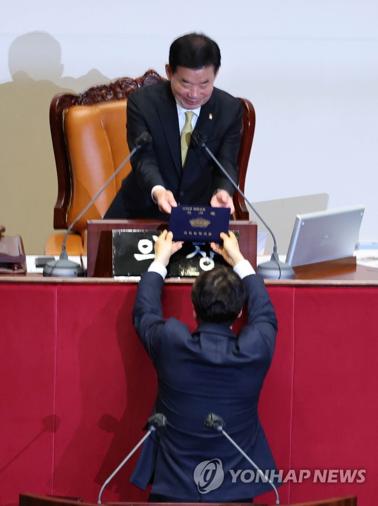 선서문 전달하는 강성희 의원 연합뉴스