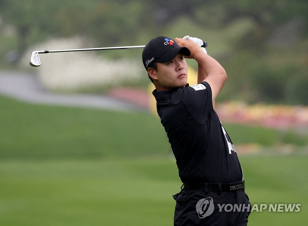 세컨 아이언 샷하는 김민규 | 연합뉴스