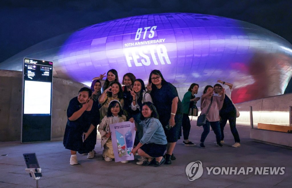 BTS 컬러로 물든 DDP에서 기념촬영하는 관광객들 | 연합뉴스