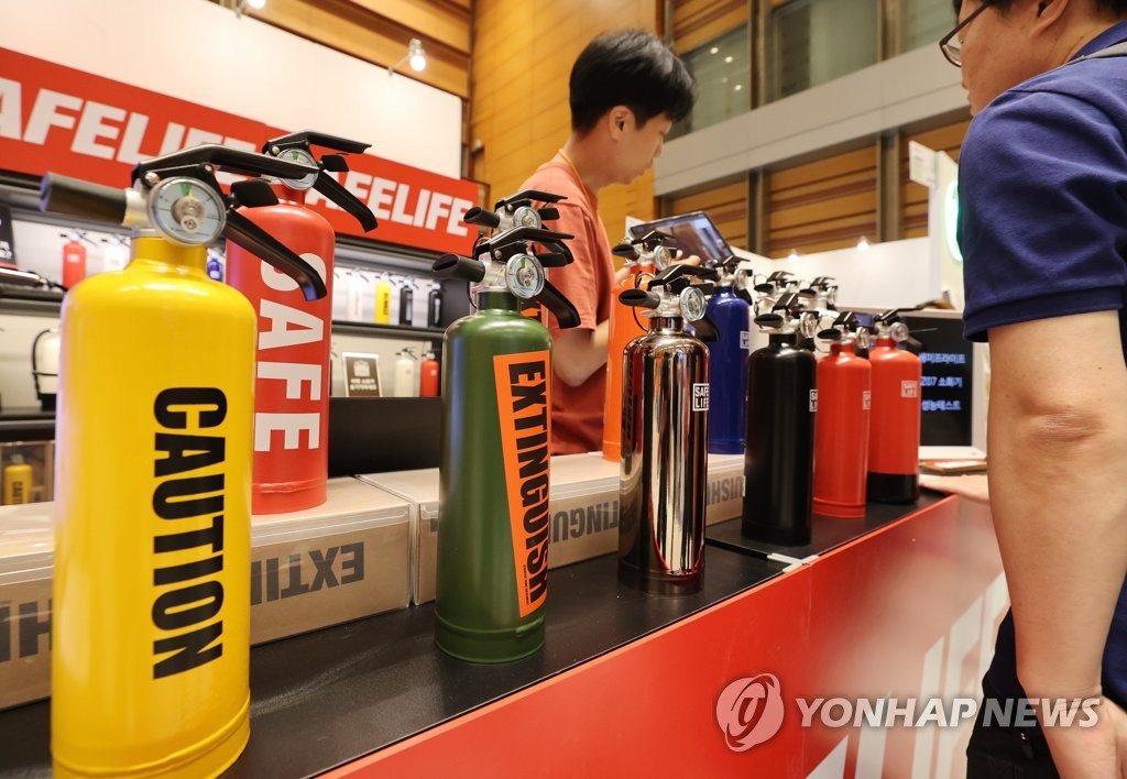 인테리어 소품 같은 소화기들 연합뉴스