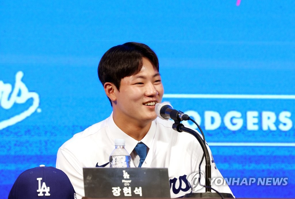 S. Korean high school pitcher Jang Hyun-seok formally introduced as new Dodger | Yonhap News Agency