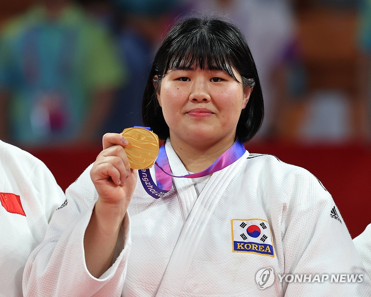 金メダルを手に笑顔 聯合ニュース