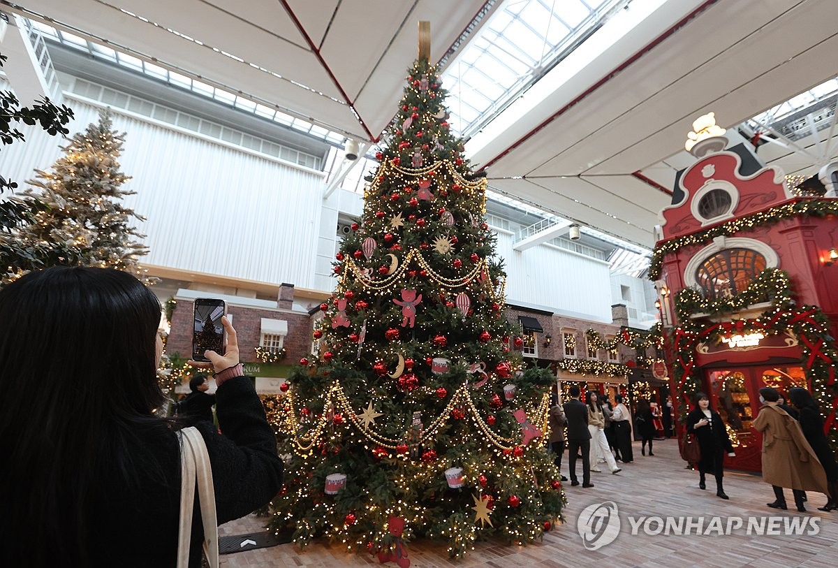 더현대 서울 대형 크리스마스 트리 공개 연합뉴스