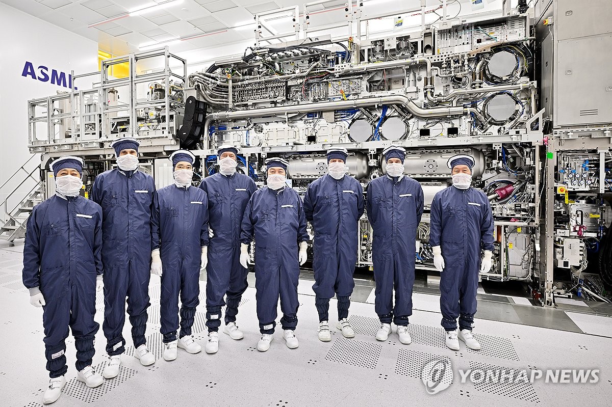 윤석열 대통령, 이재용·최태원 회장과 함께 ASML 클린룸 방문 | 연합뉴스