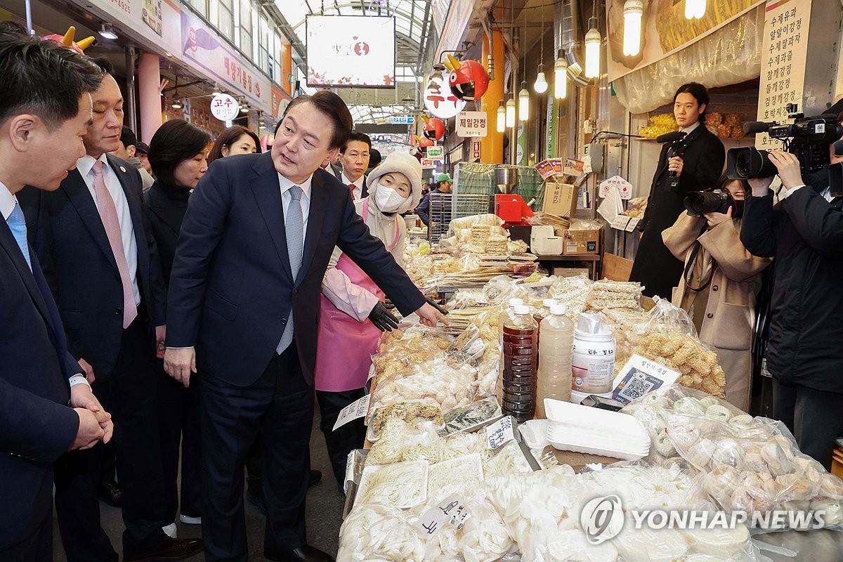 윤석열 대통령, 설 앞두고 전통시장 찾아 | 연합뉴스