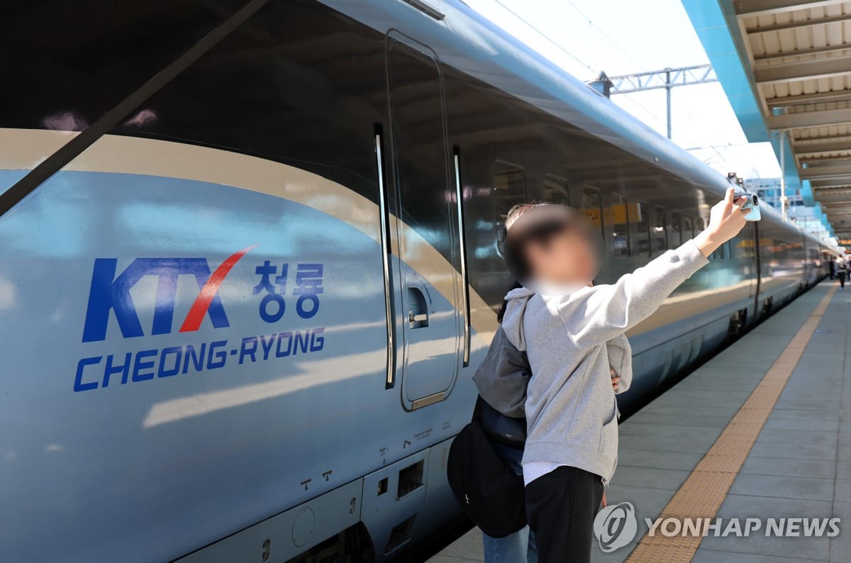 KTX-청룡 앞에서 찰칵 | 연합뉴스