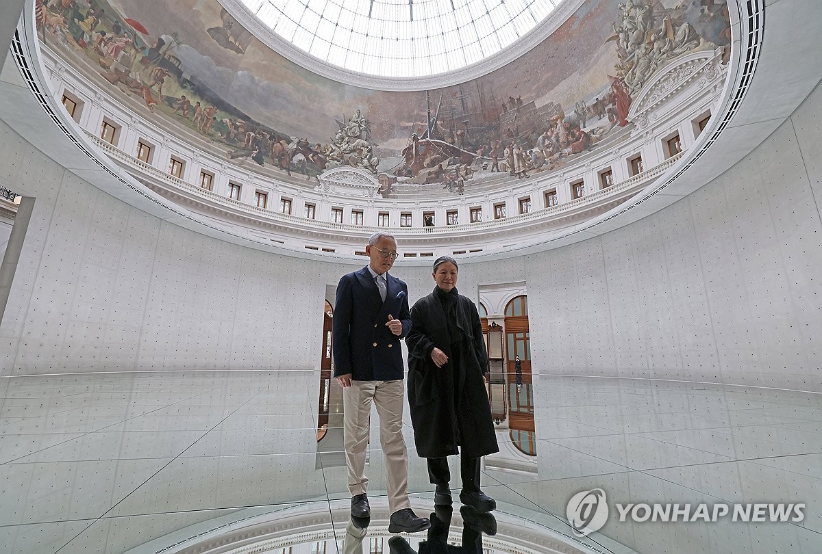 파리 피노 컬렉션서 김수자 작가 전시 관람하는 유인촌 장관 연합뉴스