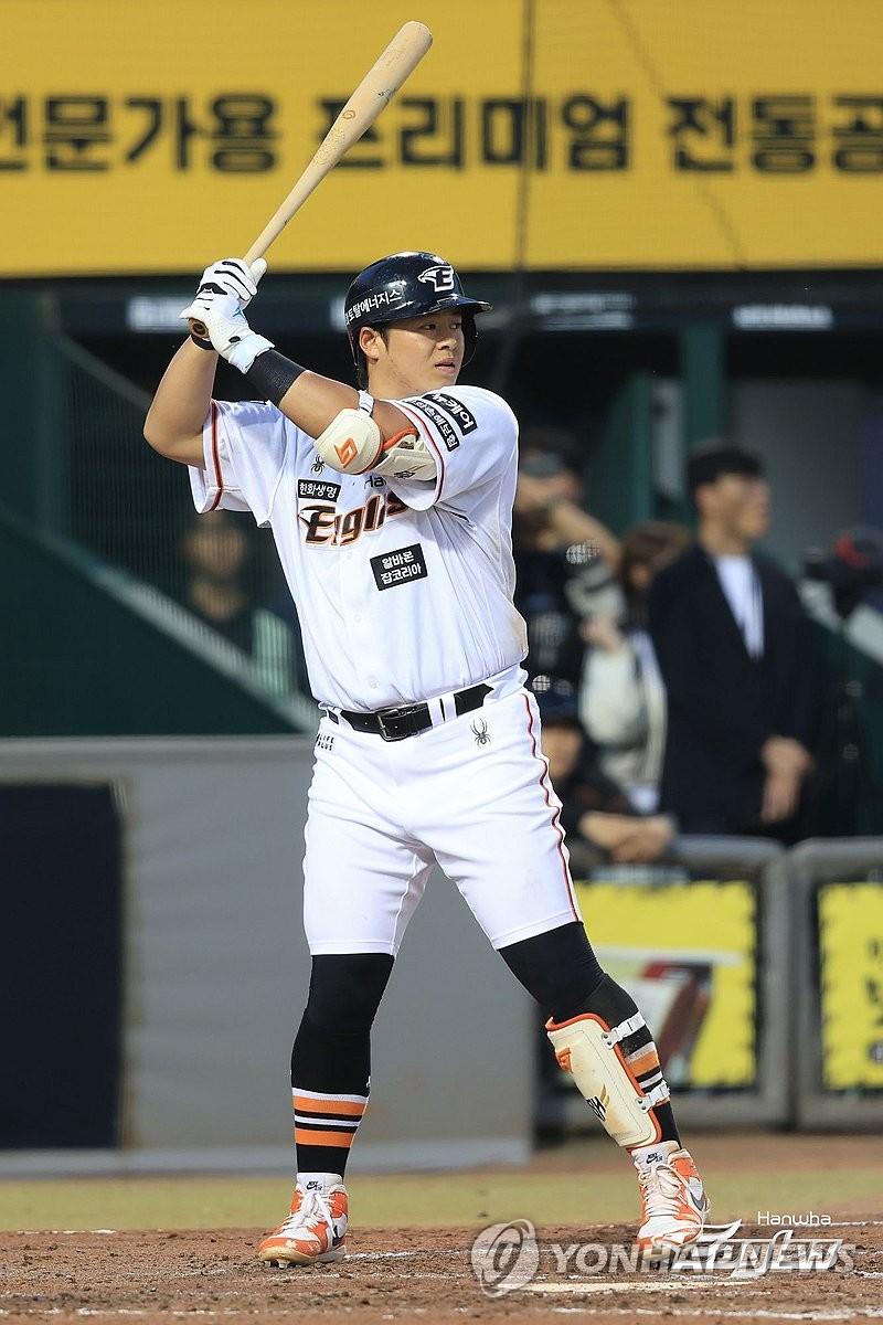 오늘자 노시환 유니폼 패션.jpg : MLBPARK