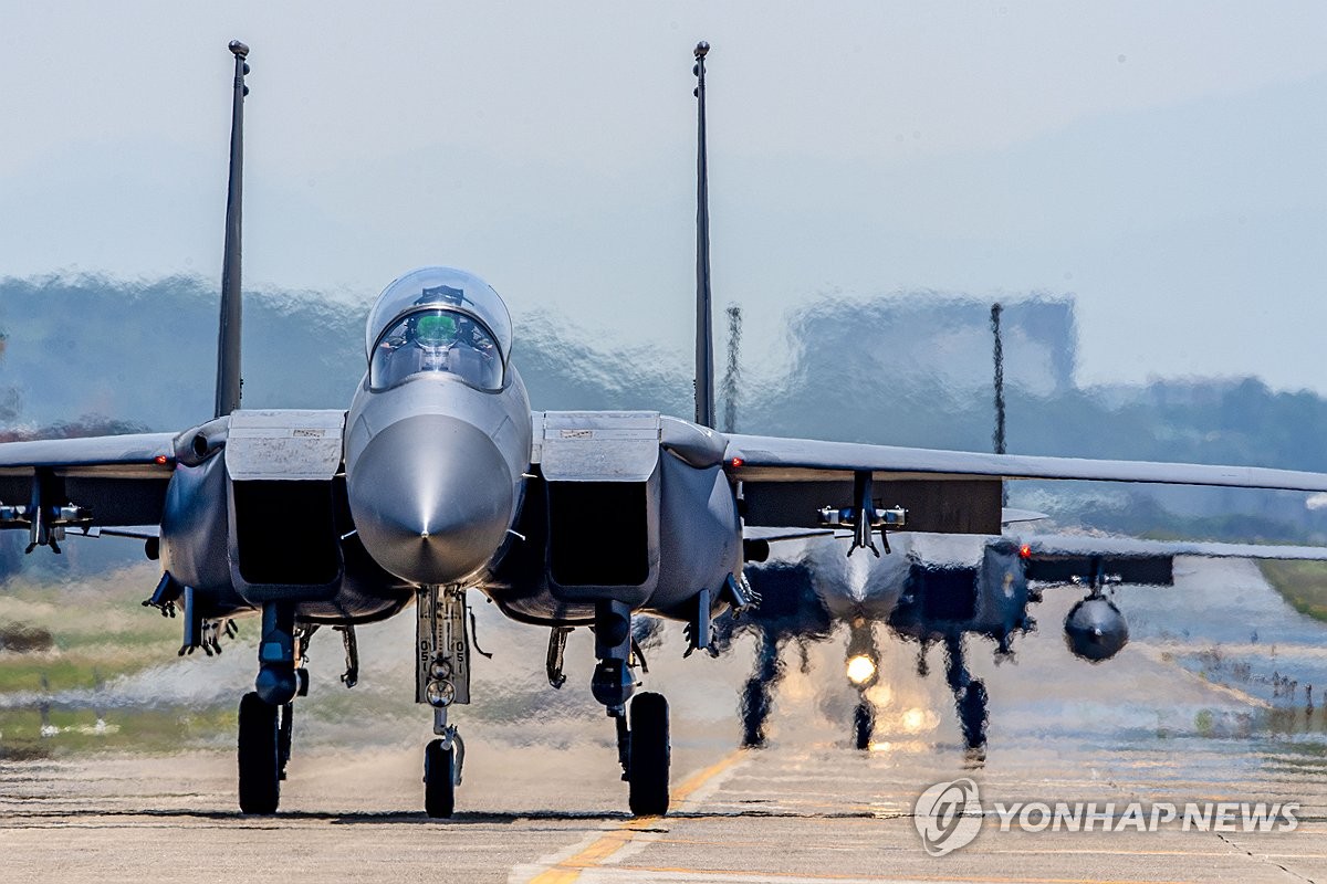 출격 위해 활주로로 이동하는 F-15K 전투기 | 연합뉴스