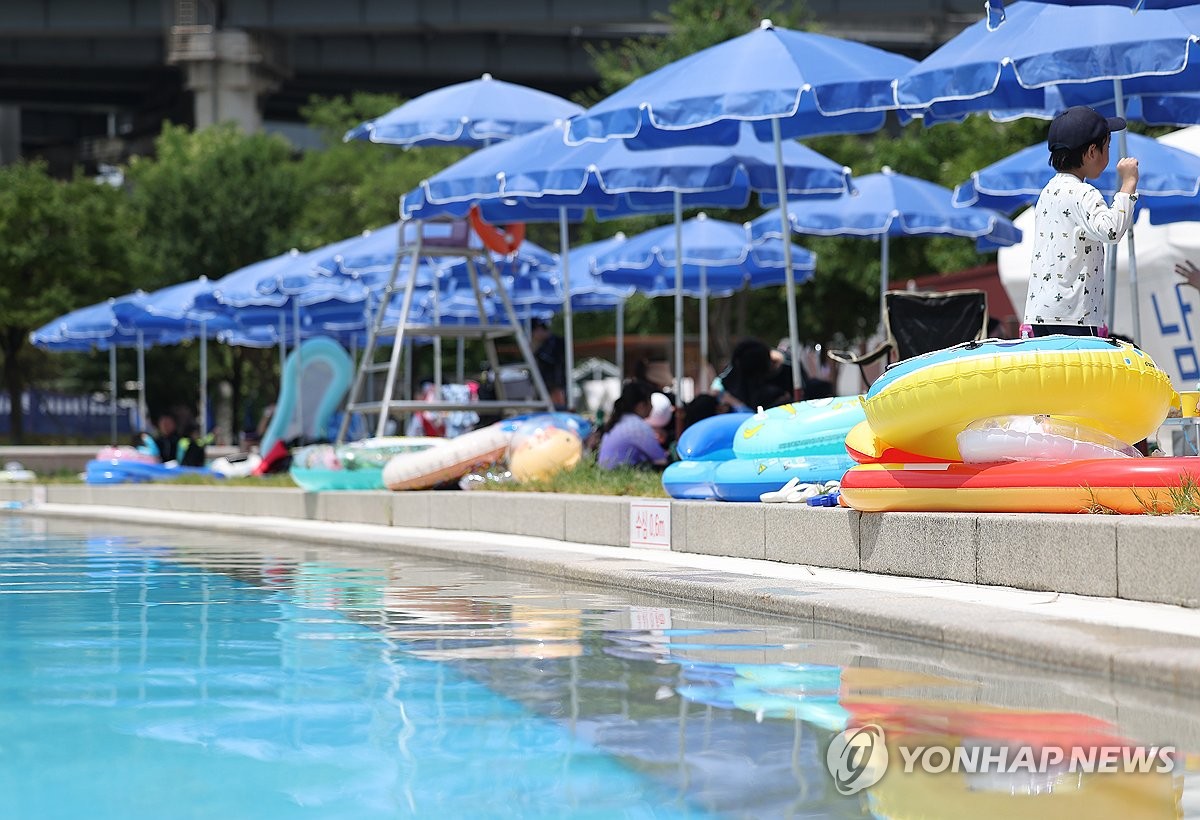 파라솔 가득한 수영장 | 연합뉴스