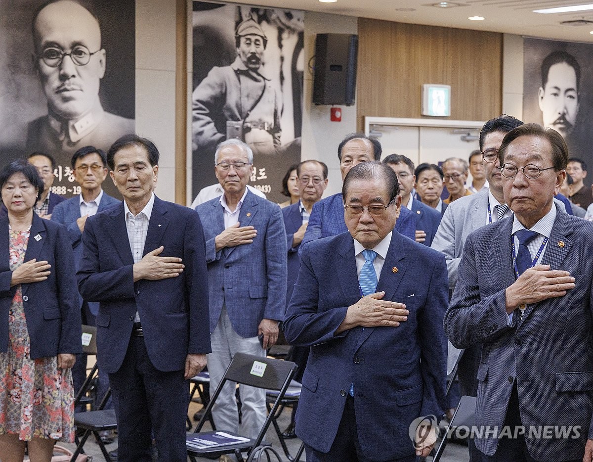 독립투사 사진 앞에서 국기에 경례하는 이종찬 광복회장 연합뉴스