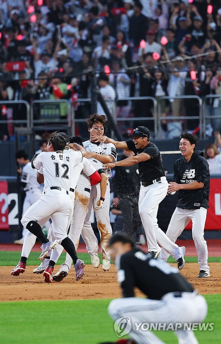 kt, 4차전 승리하며 승부 원점으로 | 연합뉴스