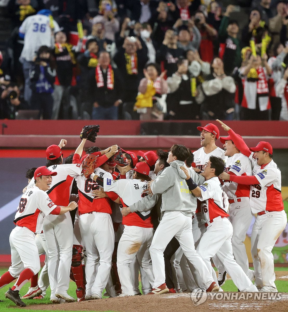 KIA, 37년 만에 광주서 우승 세리머니 | 연합뉴스