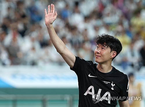 Son salutes fans