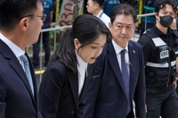 눈 질끈 감은 김건희…걸어와 포토라인서 "죄송" 고개 숙여