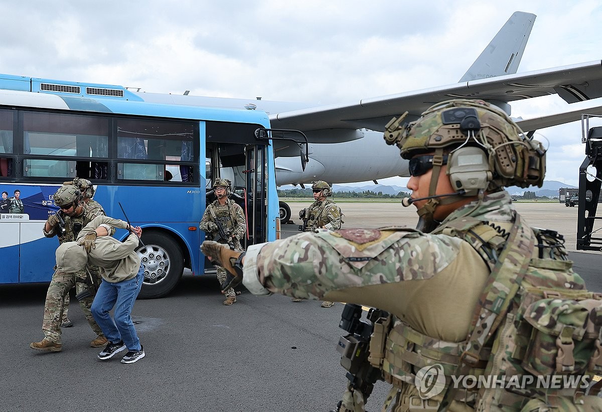군경, 김해공항서 APEC 정상회의 대비 대테러 훈련 | 연합뉴스